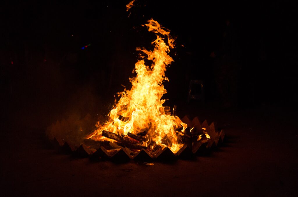 Building the perfect bonfire with our firewood logs!